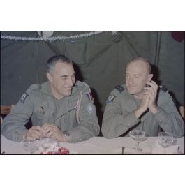 ImagesDéfense - Le lieutenant-colonel Dubois et le général Cann, Beyrouth.