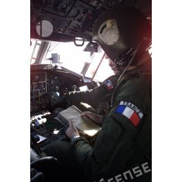 ImagesDéfense - Equipe de pilotage dans le cockpit d'un Transall C-160 ...
