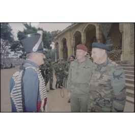 ImagesDéfense - Le général Tannous, le général Cann, et un musicien du ...