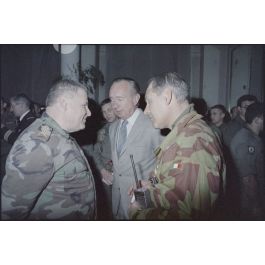 ImagesDéfense - Le général Tannous et l'ambassadeur d'Italie à Beyrouth.