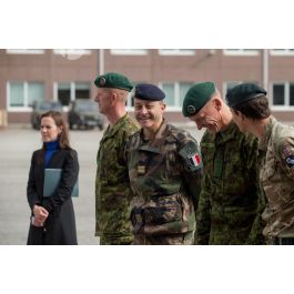 ImagesDéfense - Le colonel Waché et le lieutenant-colonel Andrew ...