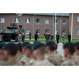 ImagesDéfense - Le lieutenant-colonel britannique Andrew Ridland salue ...