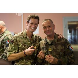 ImagesDéfense - Le lieutenant-colonel Andrew Ridland pose aux côtés d ...