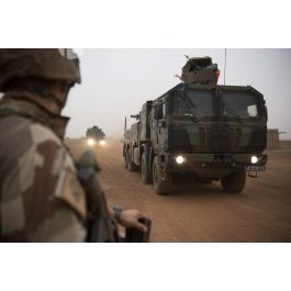 ImagesDéfense - Un camion PPLOG passe le poste de garde de la PFOD de ...