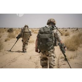 ImagesDéfense - Des éléments EOD du 17e RGP mènent un contrôle de zone ...