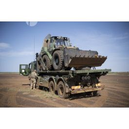 ImagesDéfense - Un camion PPLOG achemine un EGRAP lors de la construction d'une BOAT à Telataï.