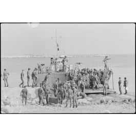 ImagesDéfense - Débarquement du matériel de la relève du détachement ...