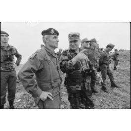 ImagesDéfense - Le général libanais Tannous et un colonel du 1er RHP ...