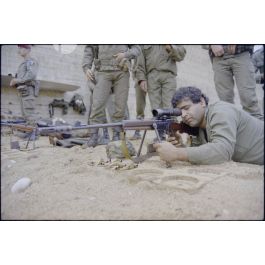 ImagesDéfense - Soldat libanais en position de tir au fusil FRF1 lors d ...