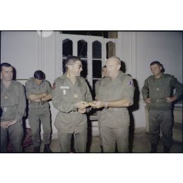 ImagesDéfense - Remise de cadeaux au colonel Piroth par le général Cann ...