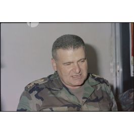 ImagesDéfense - Le général Tannous dans un poste libanais, Beyrouth.