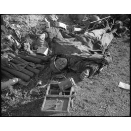 ImagesDéfense - Le cadavre d'un soldat allemand, appartenant ...