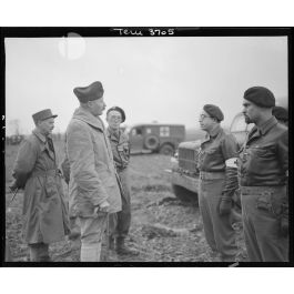 ImagesDéfense - Le général d'armée Henri Giraud s'entretient avec un ...