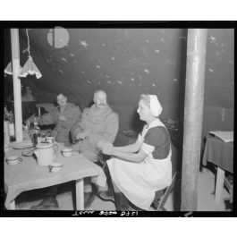 ImagesDéfense - Le général Giraud dans le foyer en compagnie de la ...