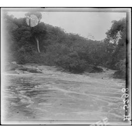 ImagesDéfense - Sur la Bongola. Chutes de la Bongola. [légende d'origine]