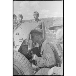 ImagesDéfense - Le commandant (Major) Hans Müller apporte son ...