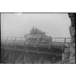 ImagesDéfense - Le char léger M3A3 Stuart "Valmy" du 501e RCC franchit ...