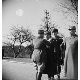 ImagesDéfense - Le général Corap remet la croix d'officier de la Légion ...