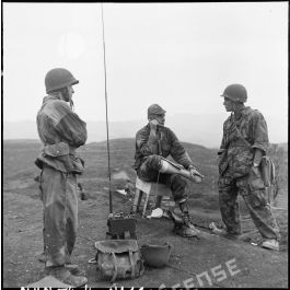ImagesDéfense - Le commandant Marcel Bigeard, commandant le 6e ...
