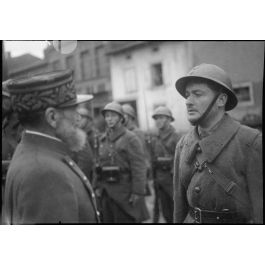 ImagesDéfense - Le général de brigade Rollet passe en revue une unité ...