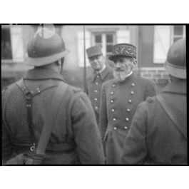 ImagesDéfense - Le général de brigade Rollet passe en revue une unité ...