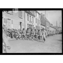 ImagesDéfense - Boves (Somme). Défilé d'un bataillon de sénégalais ...