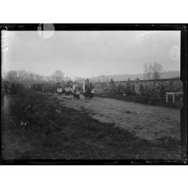 ImagesDéfense - Soissons. Le jour des Morts. La procession au cimetière ...
