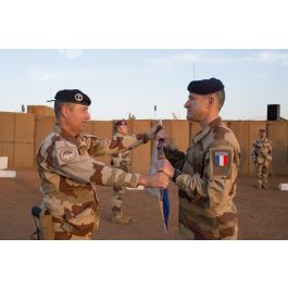 ImagesDéfense - Le colonel Yann de Kermanguy remet le fanion du ...