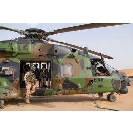 ImagesDéfense - Hélicoptère Caïman NH-90 en stationnement sur la piste ...