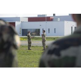 ImagesDéfense - Le lieutenant-colonel Angus Tilney est salué par un ...