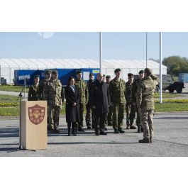 ImagesDéfense - Le lieutenant-colonel Angus Tilney salue des autorités ...