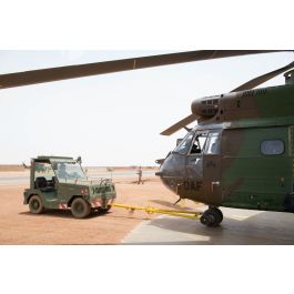 ImagesDéfense - Tractage d'un hélicoptère de transport Puma SA-330 par ...