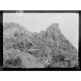 ImagesDéfense - Près Majadag. Le piton rocheux. [légende d'origine]