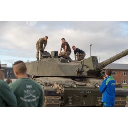 ImagesDéfense - Présentation d'un char Challenger 2 à des soldats du ...