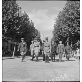 ImagesDéfense - Le général d'armée Charles Huntziger dans les rues de Fez.