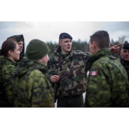 ImagesDéfense - Echange entre des soldats du 501e régiment de chars de ...