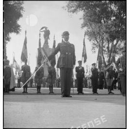 ImagesDéfense - Le général d'armée Henri Dentz salue.