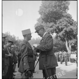 ImagesDéfense - Remise de décoration par le général d'armée Dentz.