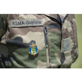 ImagesDéfense - Insigne du régiment du service militaire adapté (RSMA) sur le treillis d'un ...