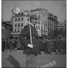 ImagesDéfense - Portrait en plan moyen et en plan américain du général ...