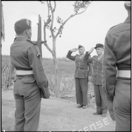 ImagesDéfense - Reçu par un piquet d'honneur, le colonel Violet ...