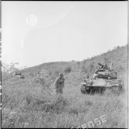 ImagesDéfense - Progression de chars M24 Chaffee en direction de Mao ...
