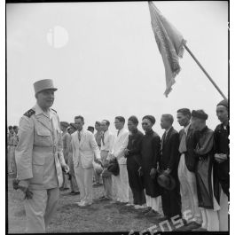 ImagesDéfense - Le général de Lattre de Tassigny, commandant en chef en Indochine et Tran Van ...