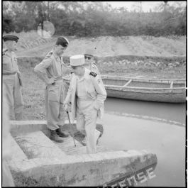 ImagesDéfense - Le général de Lattre poursuit sa visite officielle par ...