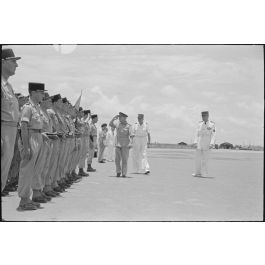 ImagesDéfense - Revue des troupes par le général Gracey, le général de ...