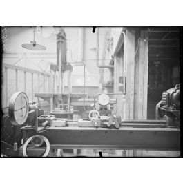 ImagesDéfense - Issy-les-Moulineaux. Ateliers Voisin. Machine pour l ...