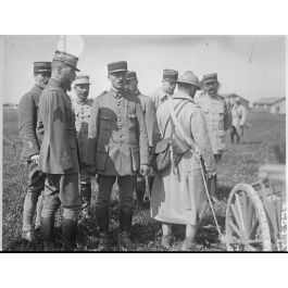 ImagesDéfense - [Le général Gouraud entouré de plusieurs officiers.]