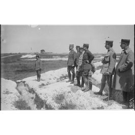 ImagesDéfense - [Le général Gouraud, accompagné d'officiers, observe le ...