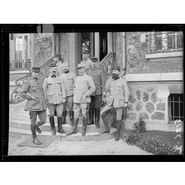 ImagesDéfense - Le général Roques entouré de ses officiers d'état-major ...