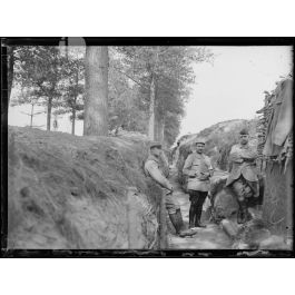 ImagesDéfense - Le commandant Bonzon du 127e RI dans une tranchée ...